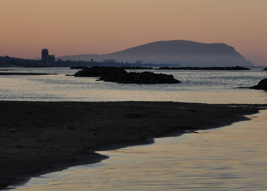Misteriosa sfera di ferro ritrovata sulla spiaggia in Giappone: Alieni ...
